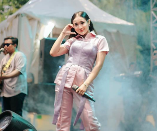 Mengenal Si Cantik! Profil Biodata Yeni Inka Penyanyi Lemah Teles ...