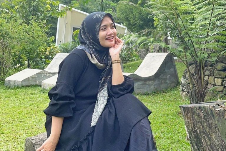 Profil Biodata Edot Arisna, Penyanyi Cantik Asal Jepara Lengkap Umur ...